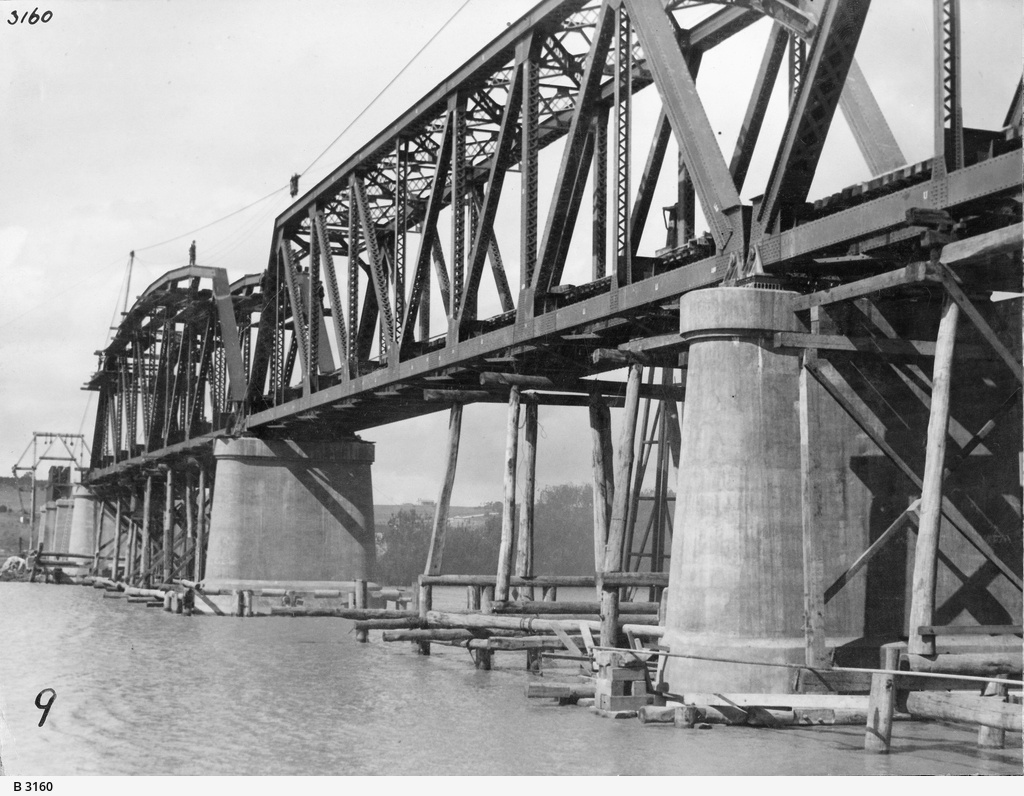 Bridge building, Murray Bridge • Photograph • State Library of South ...