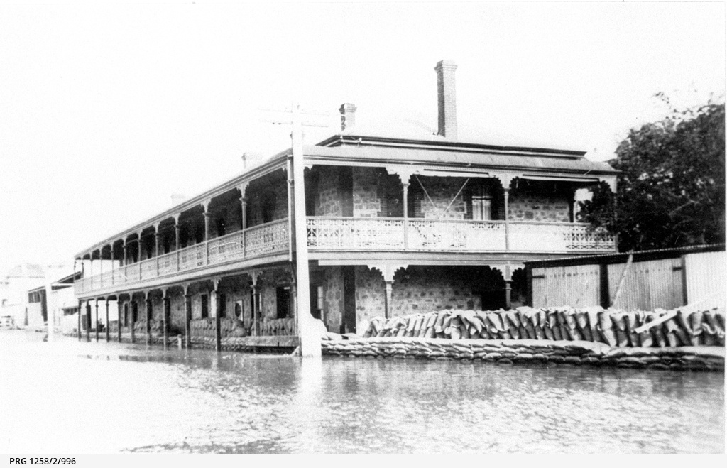 Mannum 1931 flood showing sand bag levee and Mannum Hotel • Photograph ...