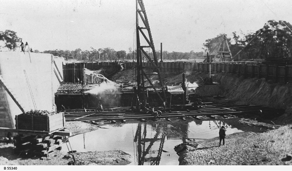 Construction of a lock at Renmark • Photograph • State Library of South ...