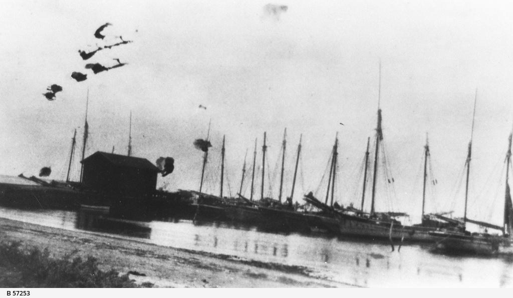 Shipping at Pine Point • Photograph • State Library of South Australia