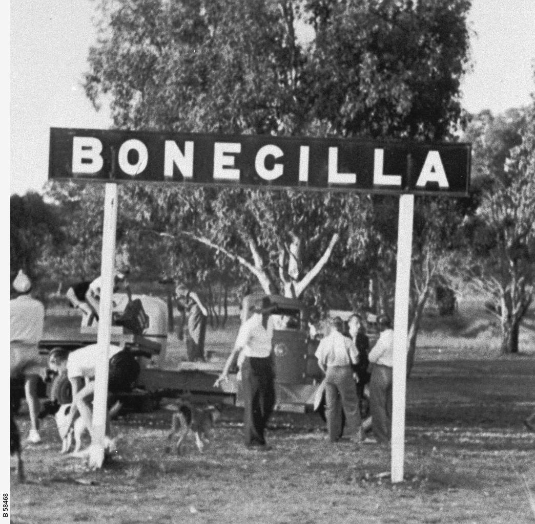 Newly arrived migrants at the Bonegilla transit camp • Photograph ...