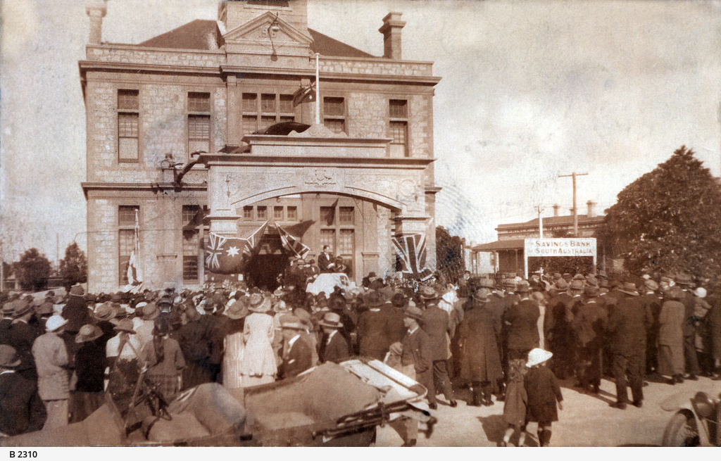 Wallaroo Soldiers Memorial Arch • Photograph • State Library of South ...
