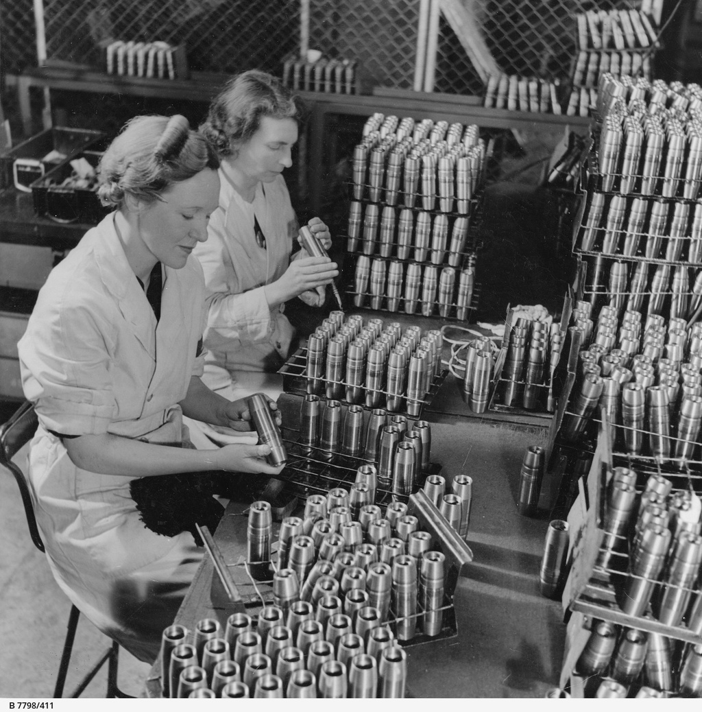 Inspecting anti-aircraft shell cases • Photograph • State Library of ...