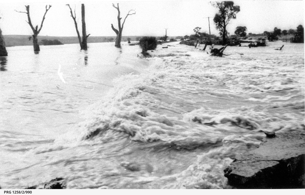Flood breaks through the flood bank at Mannum during 1931 flood ...