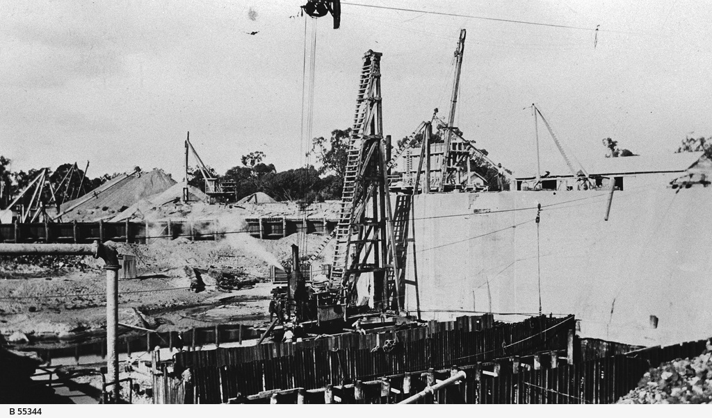 Construction of a lock at Renmark • Photograph • State Library of South ...