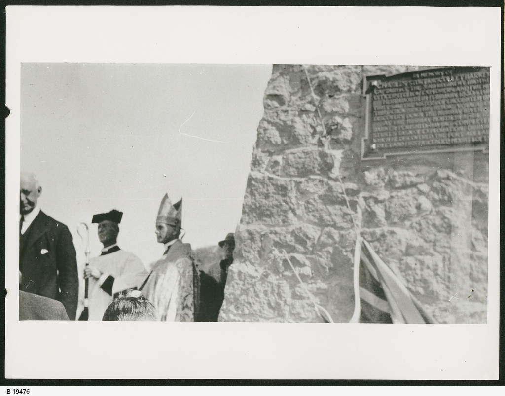 Memorial, Hindmarsh Island • Photograph • State Library of South Australia