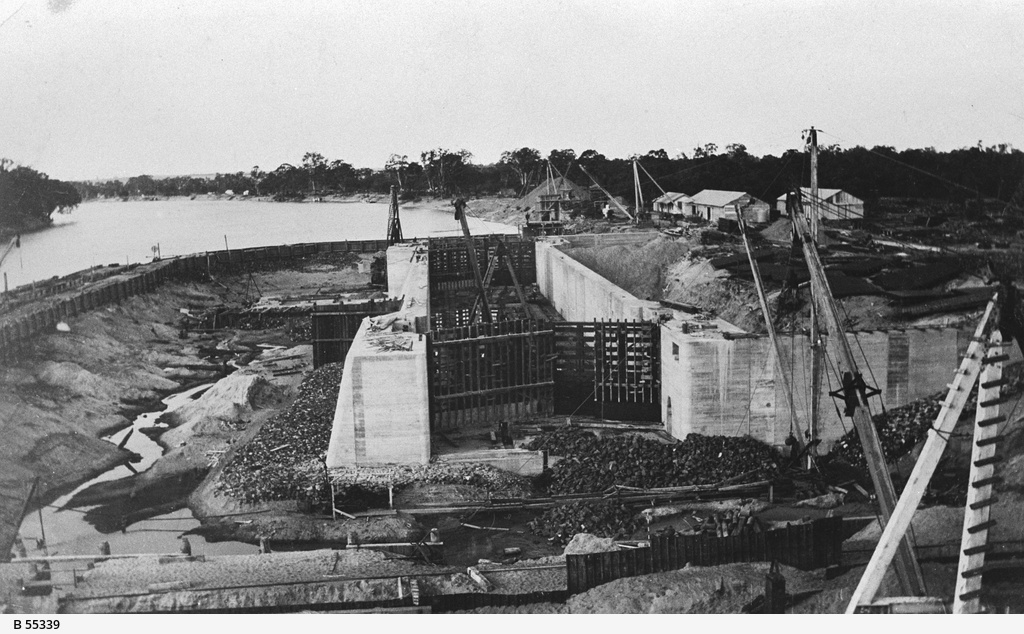 Construction of a lock at Renmark • Photograph • State Library of South ...