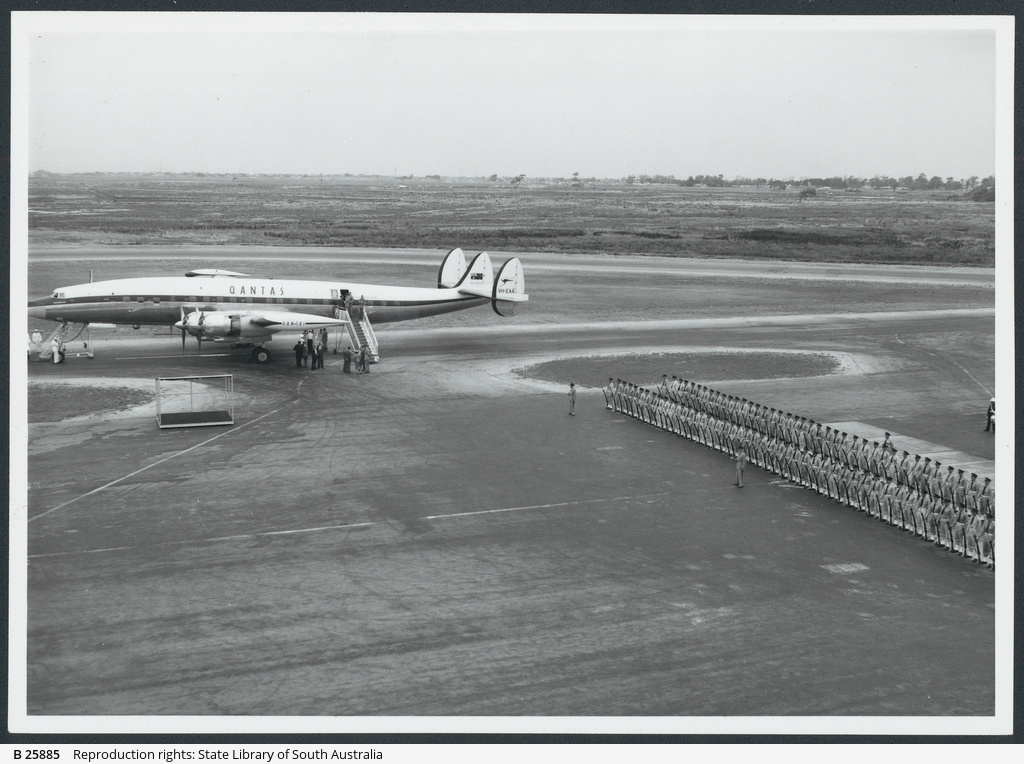 QANTAS Super Constellation (VH-EAA) and R.A.A.F. Guard of Honour at ...