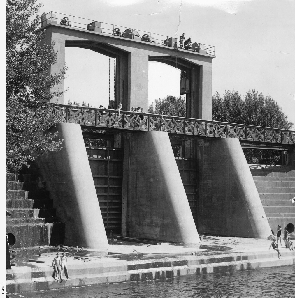 Sluice Gates, Torrens Weir • Photograph • State Library of South Australia