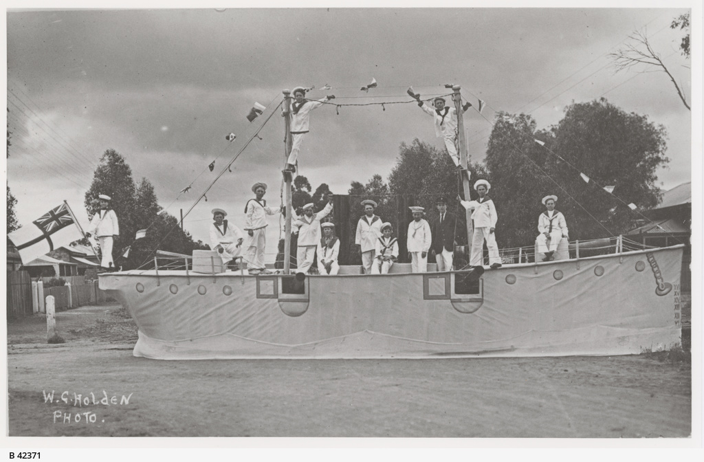 Unidentified float • Photograph • State Library of South Australia