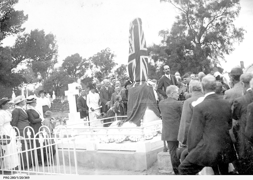 Unveiling of memorial to Ernest Alfred Roberts • Photograph • State ...