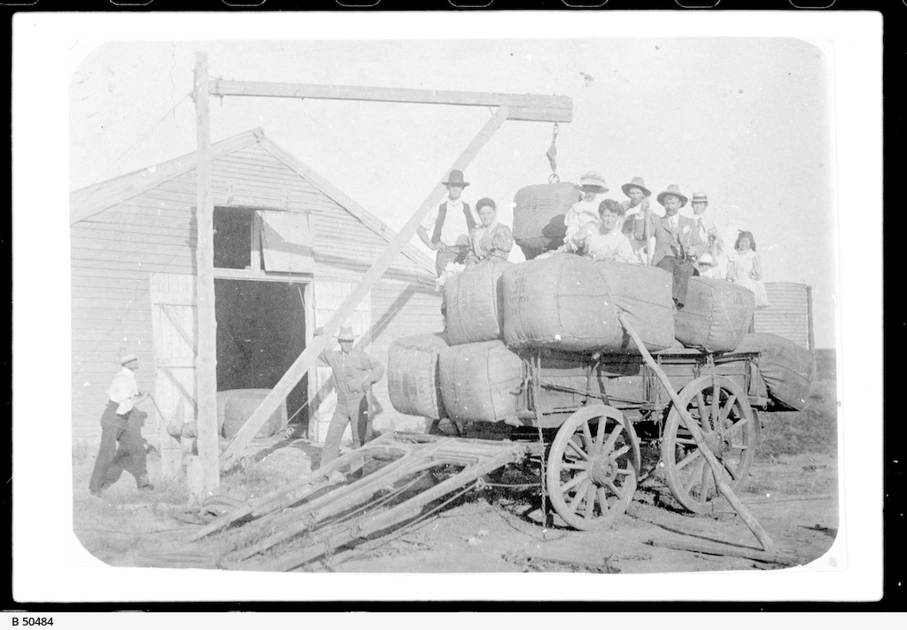 Loading wool at Parachilna • Photograph • State Library of South Australia