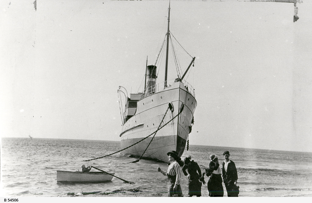 S.S. Karatta beached at Port Vincent • Photograph • State Library of ...