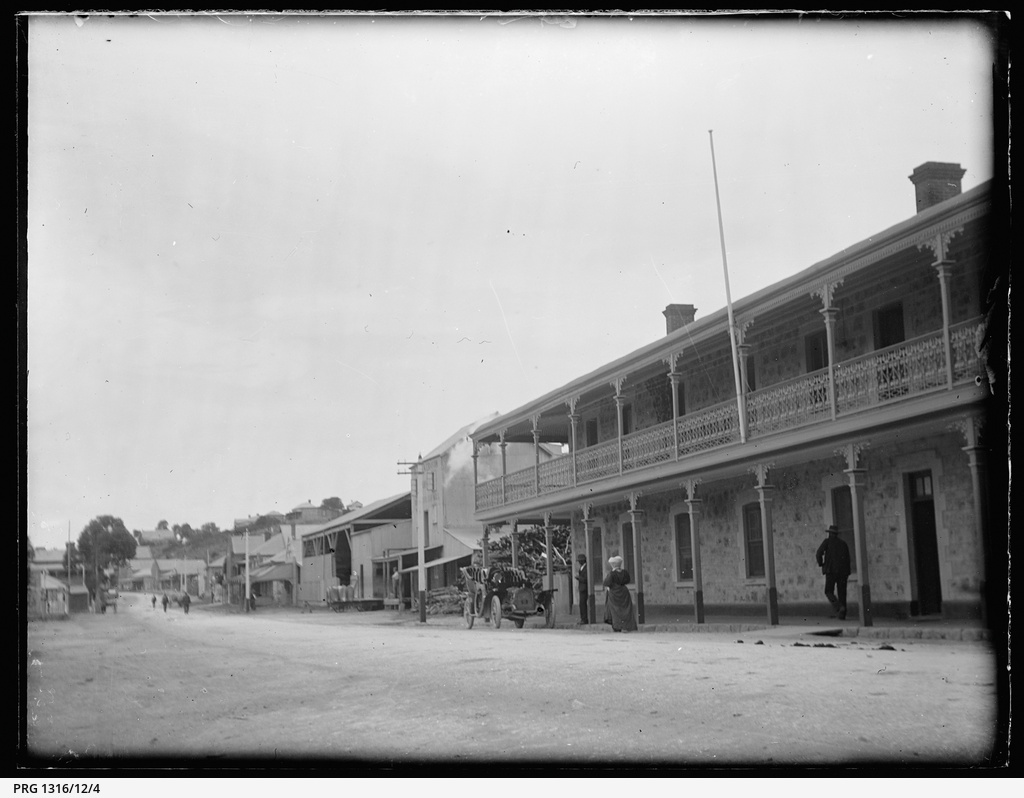 Hotel at Mannum • Photograph • State Library of South Australia