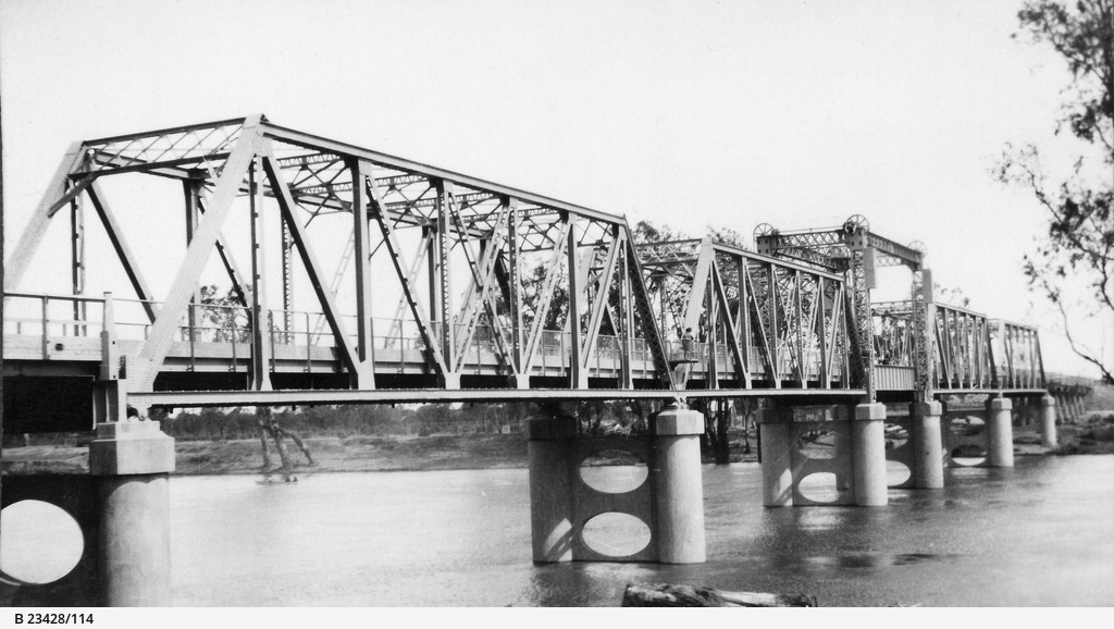 Holiday photographs : Murray River Bridge, Mildura • Photograph • State ...