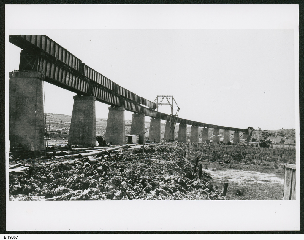 Bridge building, Murray Bridge • Photograph • State Library of South ...