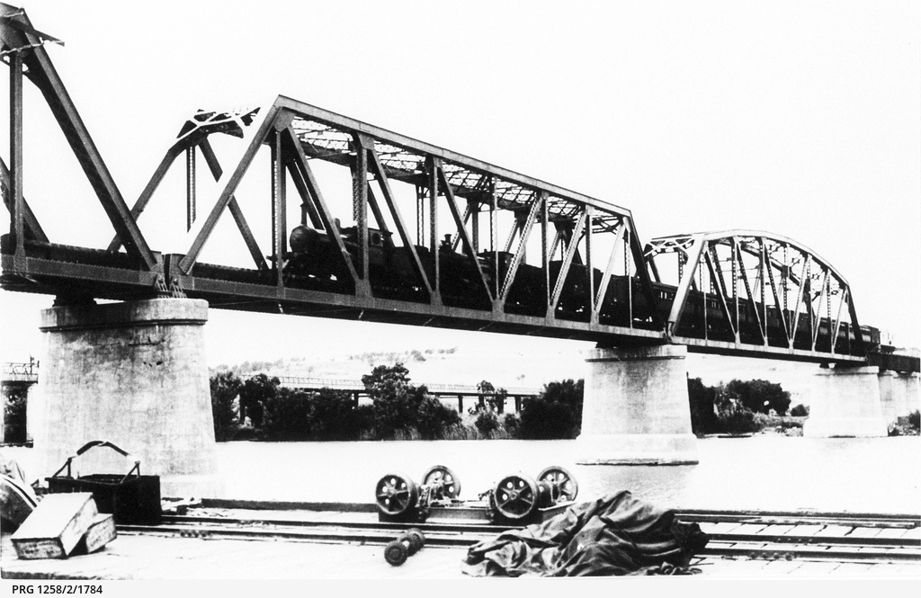 A train crossing over the new railway bridge at Murray Bridge ...
