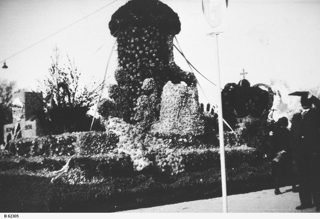 Queen Adelaide float in the Centenary pageant • Photograph • State ...